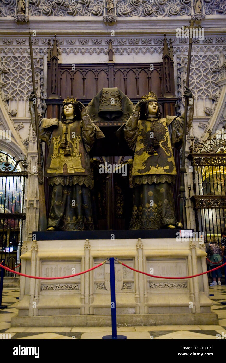 Tomb of Christopher Columbus & the interior of Seville Cathedral ...