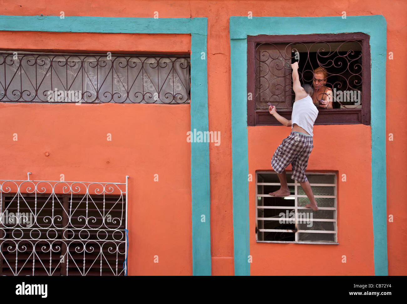 Painting an iron curling grid, Havana (La Habana), Cuba Stock Photo - Alamy