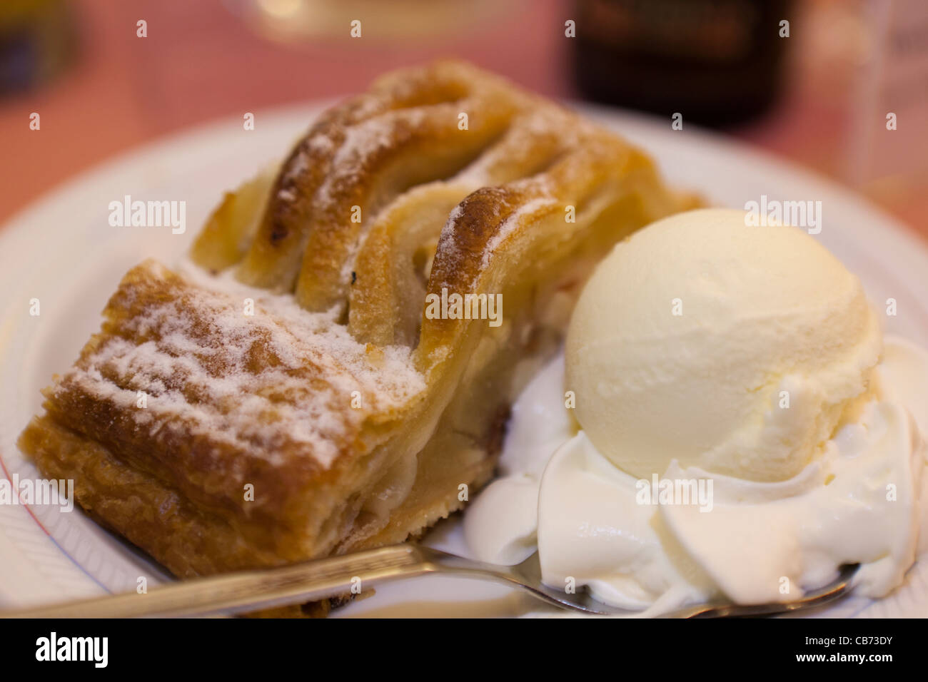 Apple strudel and ice cream hi-res stock photography and images - Alamy