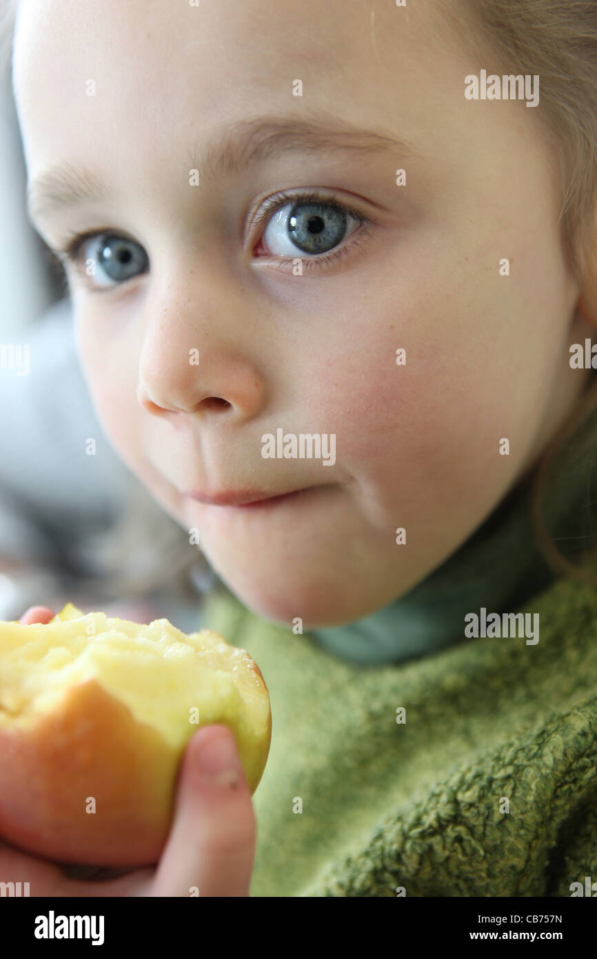 Child eating an apple Stock Photo - Alamy