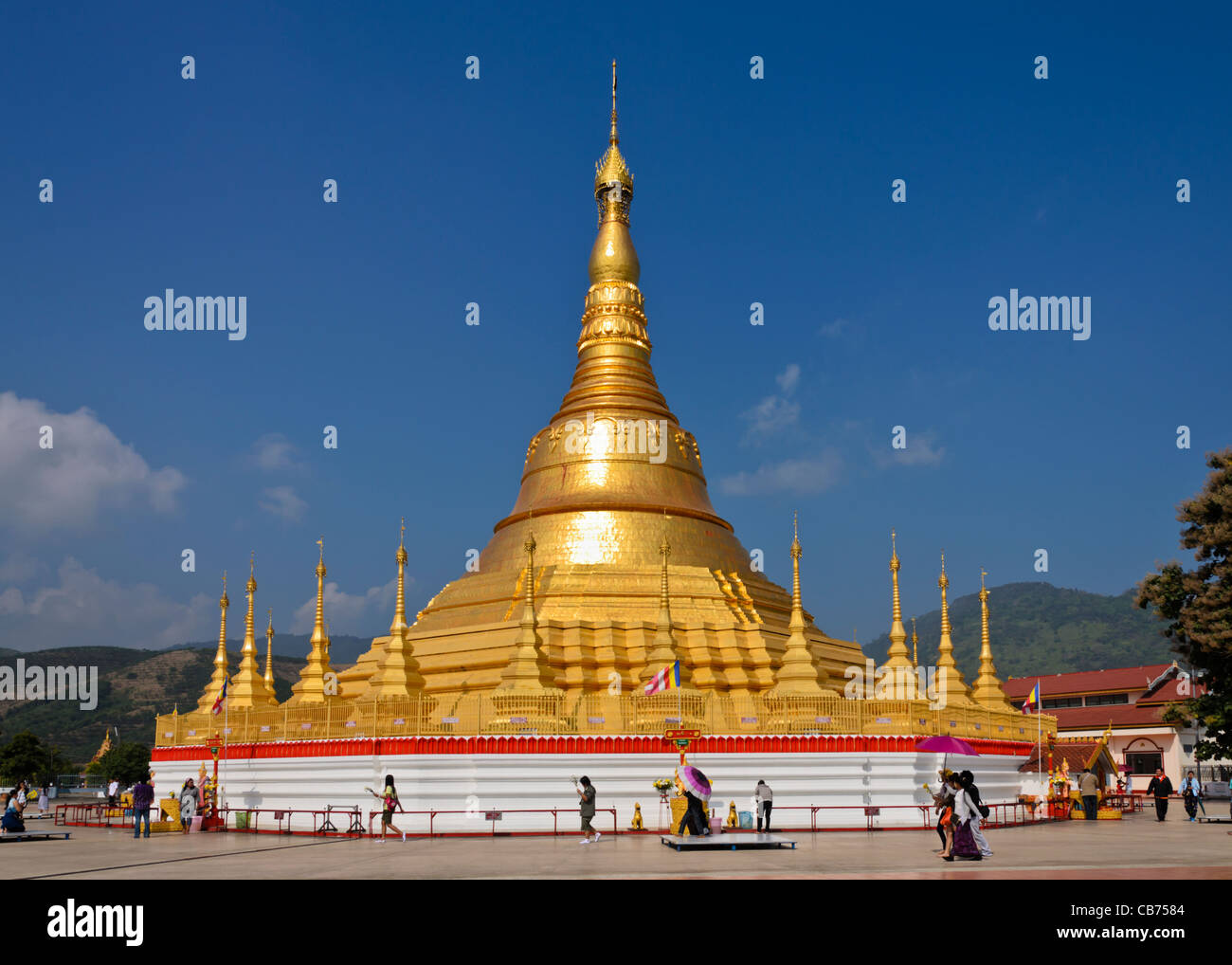 Giant gold stupa tachileik shwe hi-res stock photography and images - Alamy