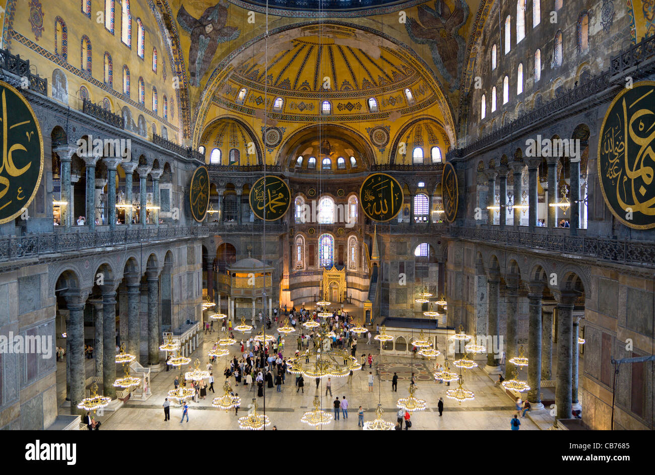 Turkey, Istanbul, Sultanahmet, Haghia Sophia Sighseeing tourists ...