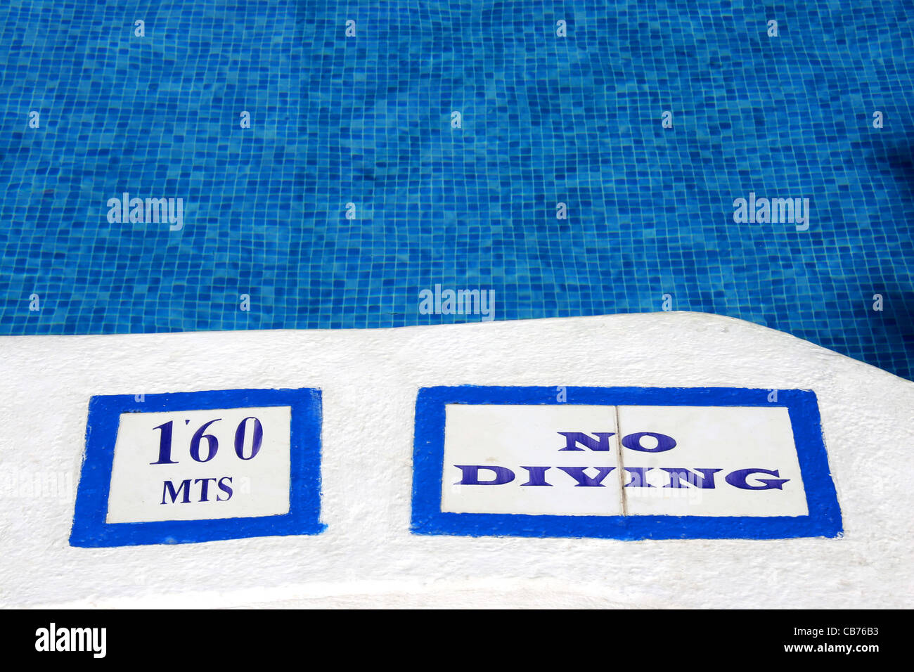 No diving sign at edge of swimming pool Stock Photo - Alamy