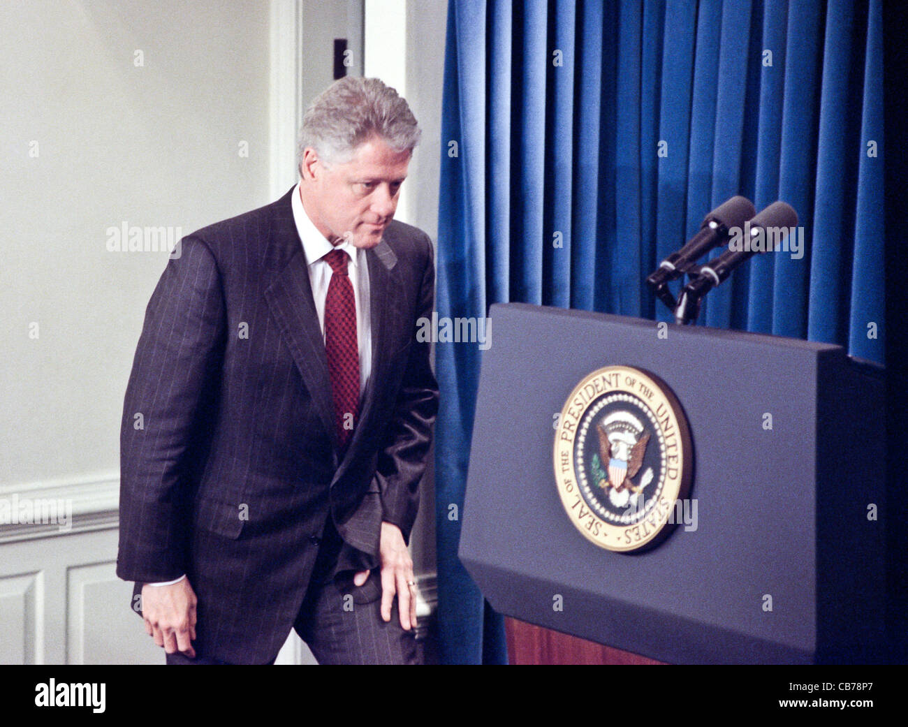 US President Bill Clinton announces the start of bombing against ...