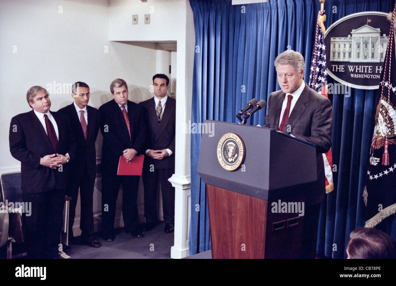 US President Bill Clinton announces the start of bombing against ...