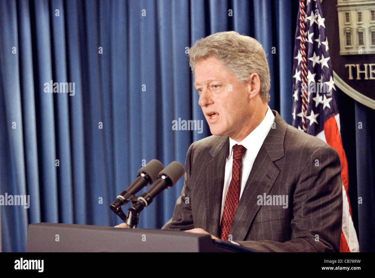 US President Bill Clinton announces the start of bombing against ...