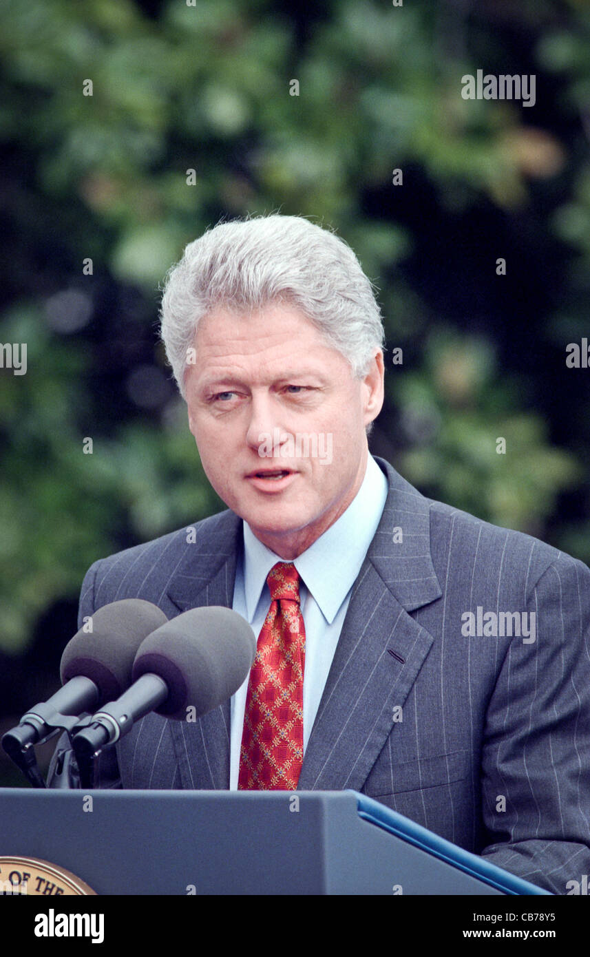 US President Bill Clinton makes a statement on the Yugoslavia crisis ...