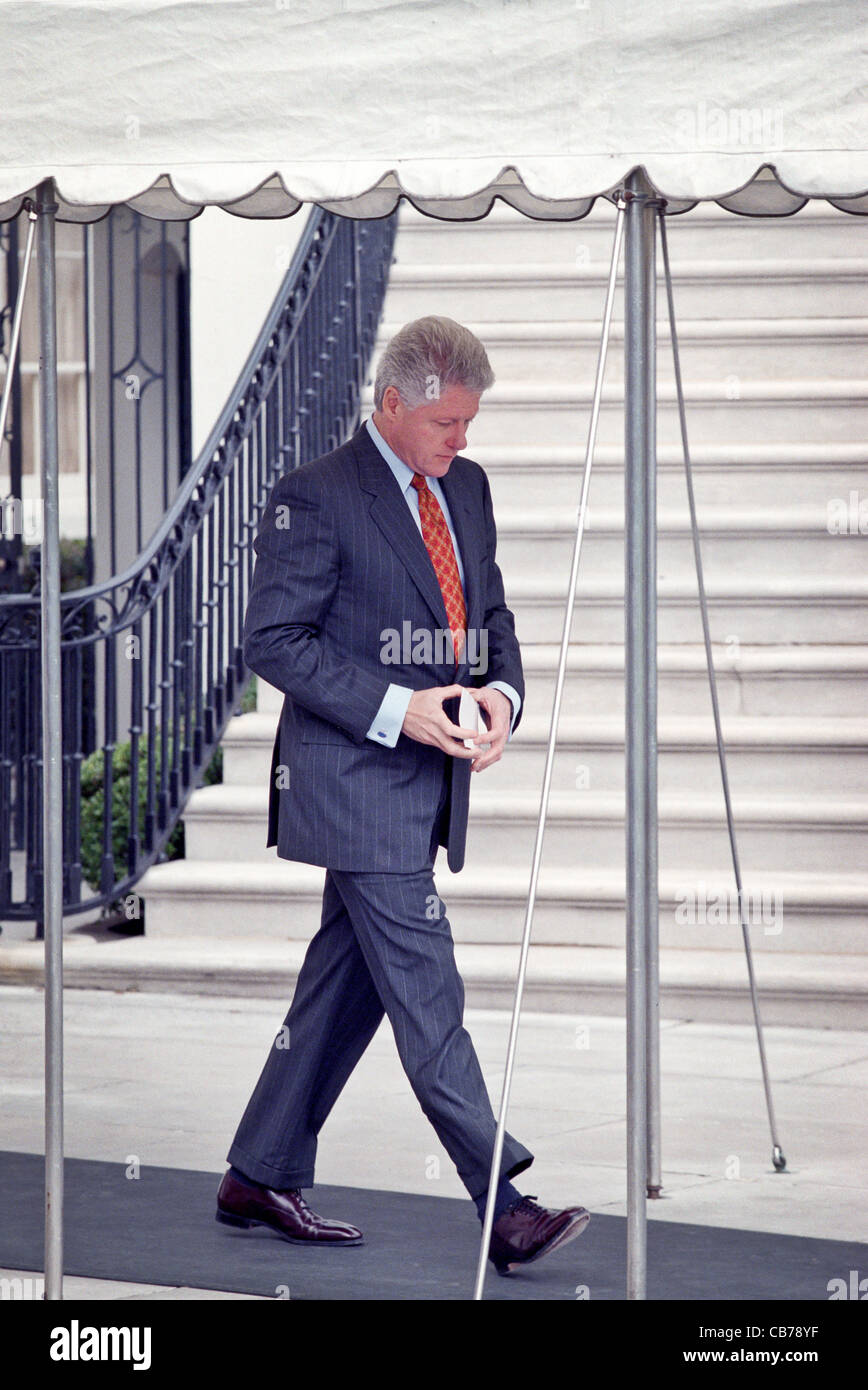 President bill clinton walks on hi-res stock photography and images - Alamy