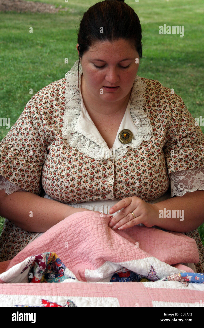 Quilting bee hi-res stock photography and images - Alamy