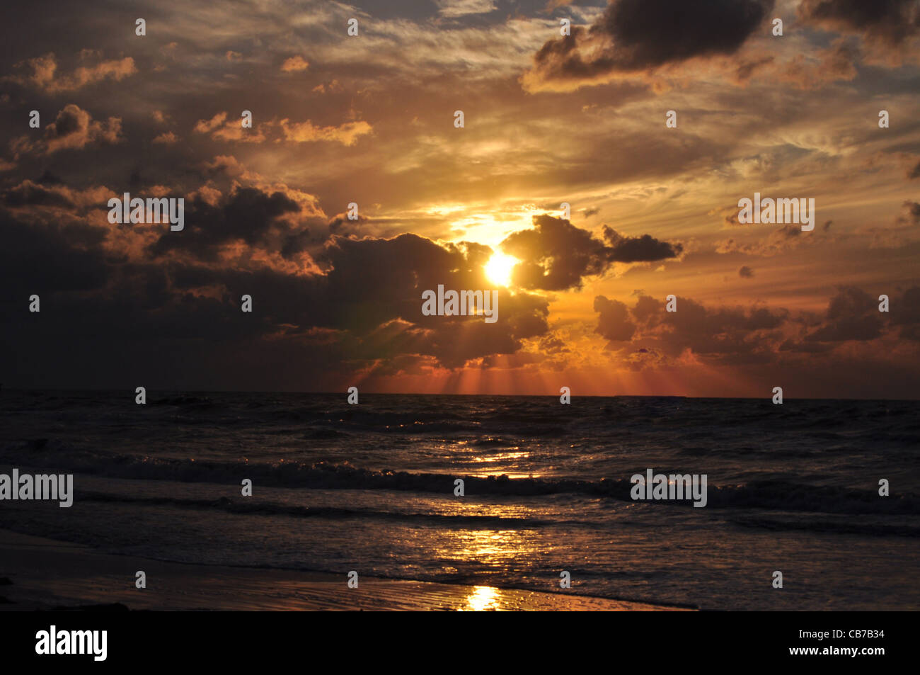 Sunsetting and ocean waves hi-res stock photography and images - Alamy