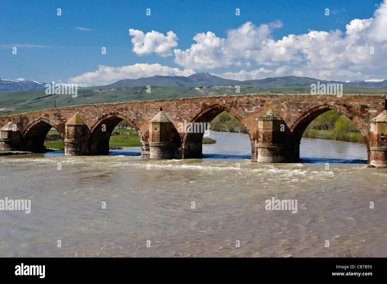 Cobandede Arc Bridge across Aras River, Eastern Anatolia, Turkey Stock ...