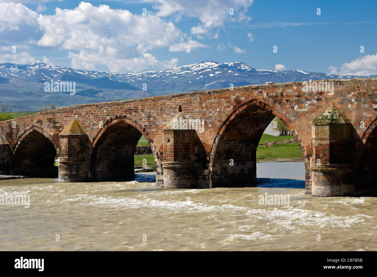Cobandede Arc Bridge across Aras River, Eastern Anatolia, Turkey Stock ...