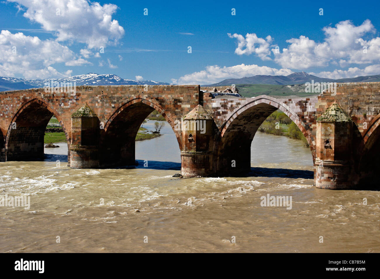 Cobandede Arc Bridge across Aras River, Eastern Anatolia, Turkey Stock ...