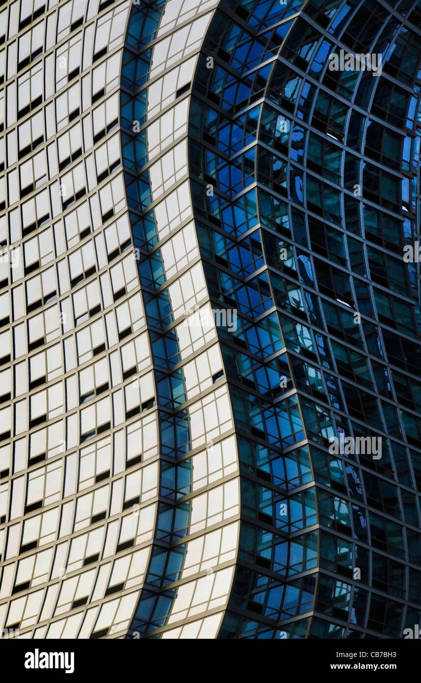 Building towers glass skyscraper hi-res stock photography and images ...