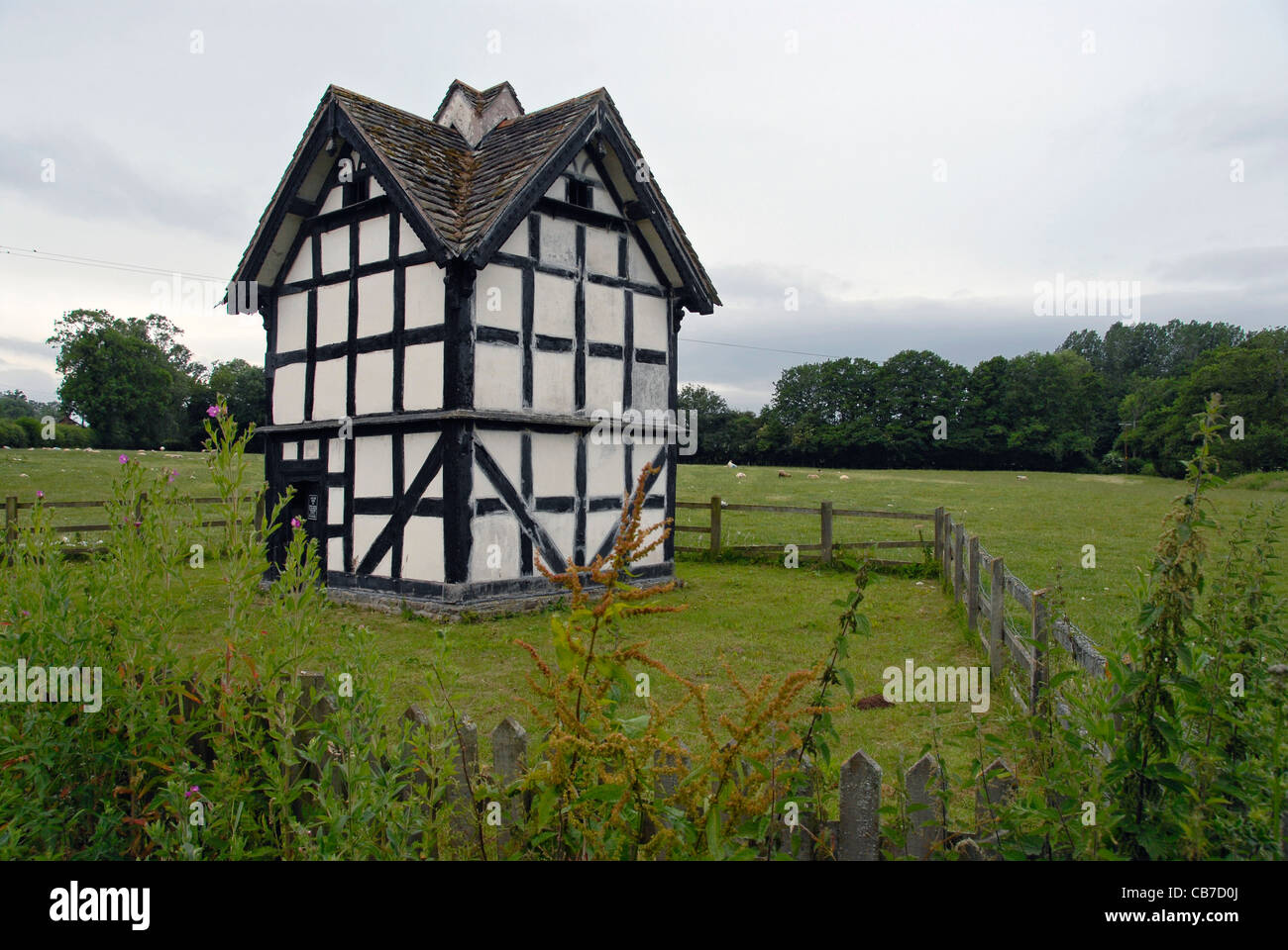 Jacobean dovecote hi-res stock photography and images - Alamy
