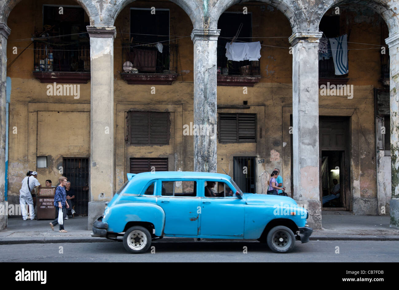 Vintage car street scene hi-res stock photography and images - Alamy
