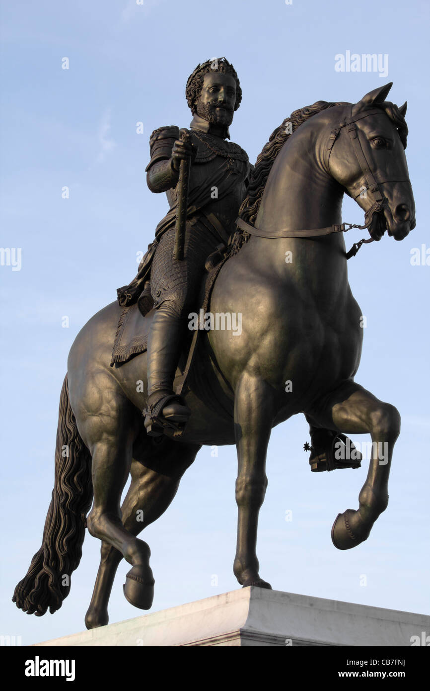 Statue of Henri IV, Pont Neuf, Paris, France Stock Photo - Alamy