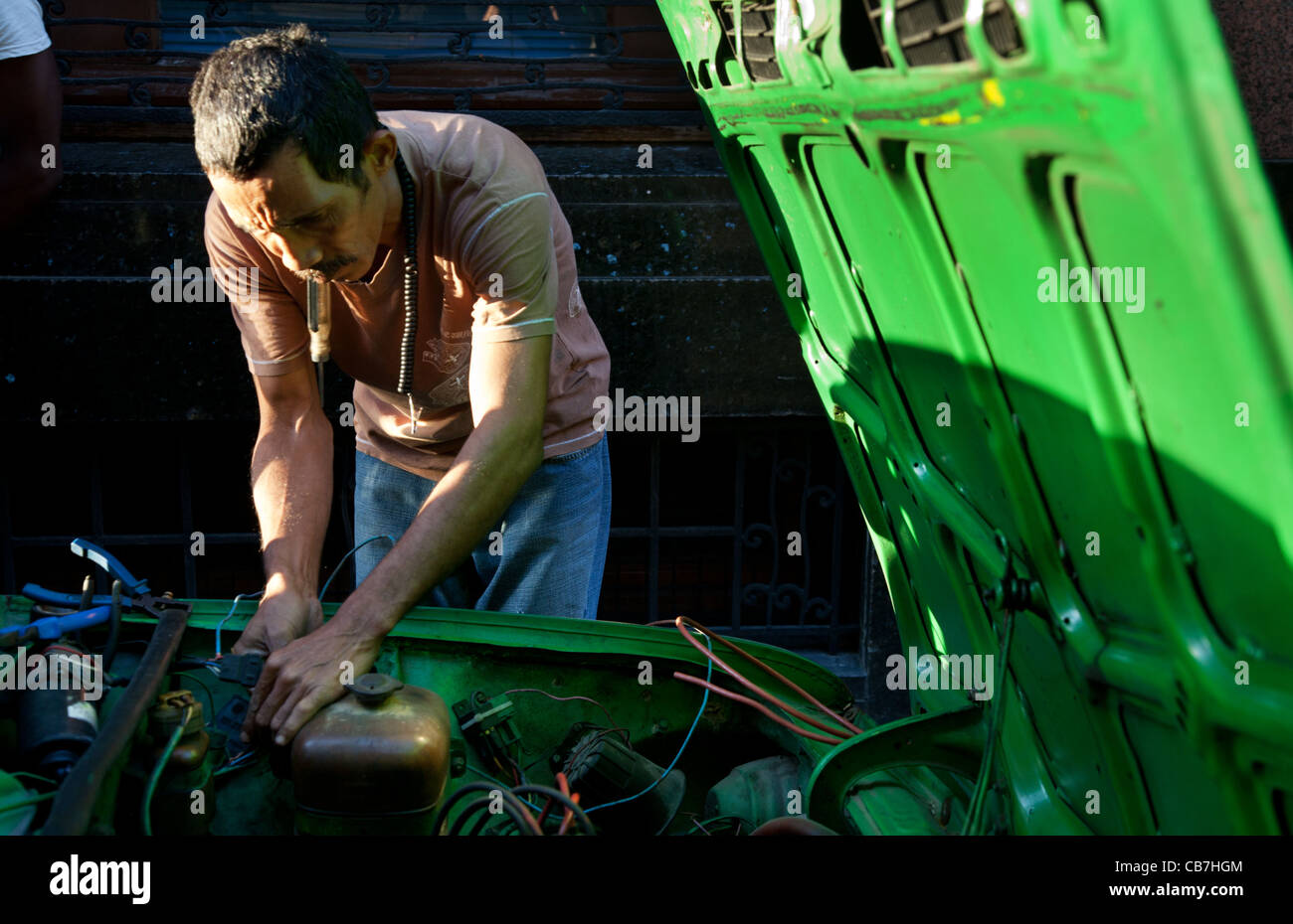 Fixing a classic car hi-res stock photography and images - Alamy