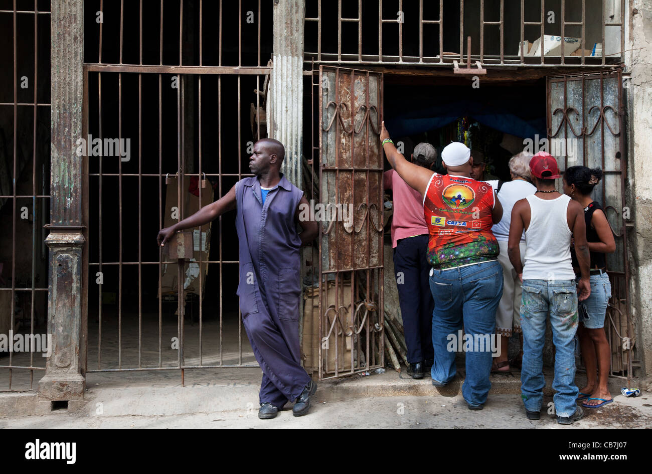 Havana cuba mixed group male female hi-res stock photography and images ...