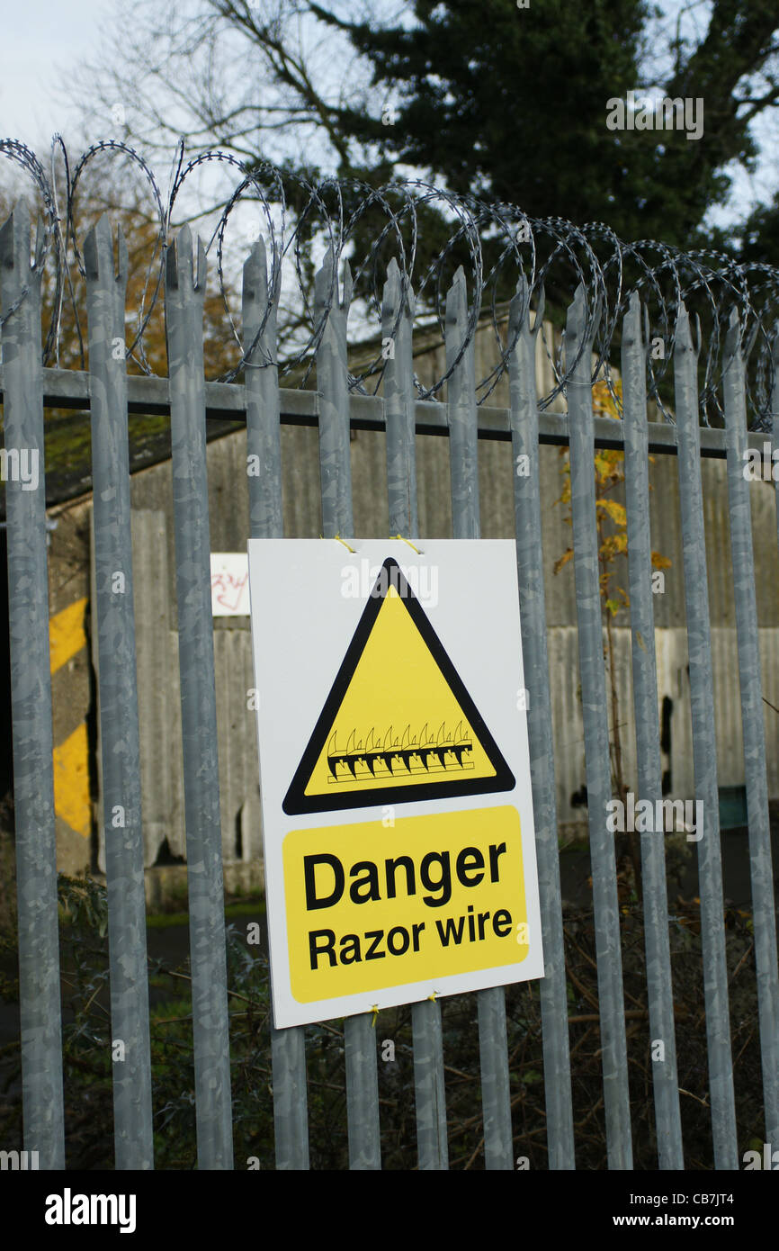 Razor wire hi-res stock photography and images - Alamy