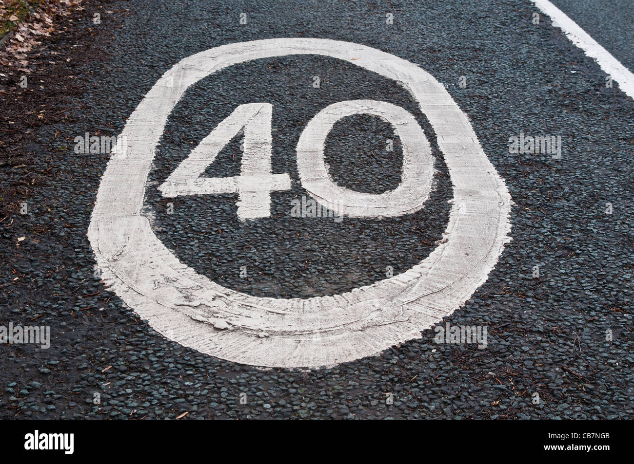 Painted UK 40 speed limit sign Stock Photo - Alamy