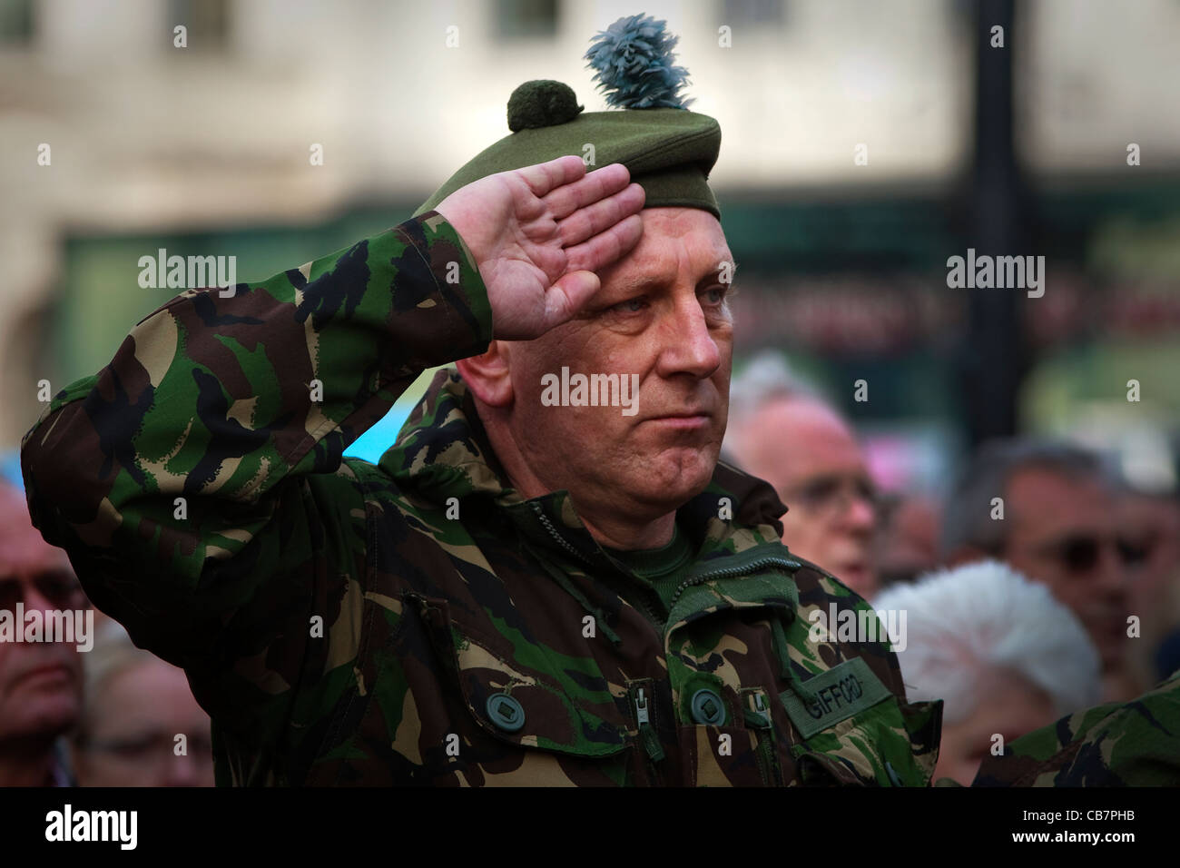 British soldier saluting hi-res stock photography and images - Alamy