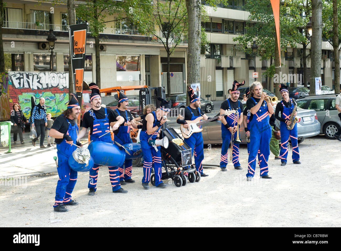 Street performers paris hi-res stock photography and images - Alamy