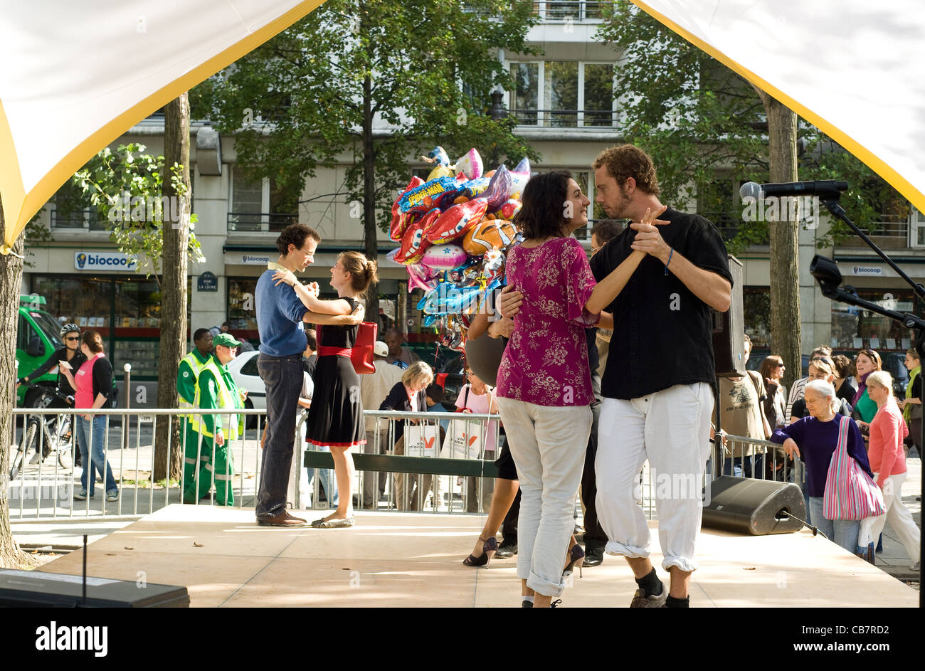 Paris, France - Couple dancing tango Stock Photo - Alamy