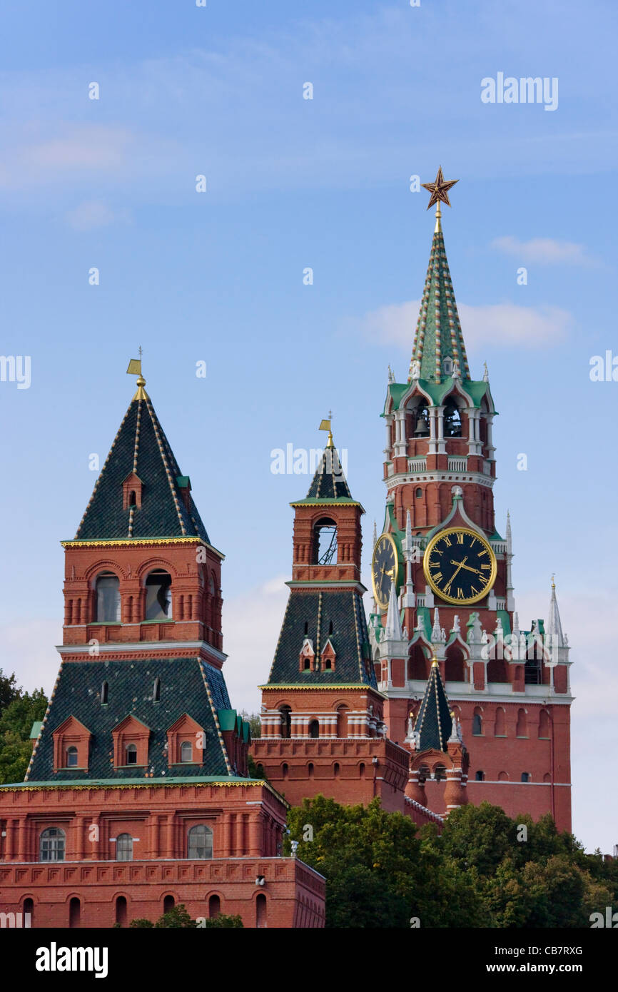 Spasskaya Tower and towers on the Red Wall in Red Square, Moscow ...