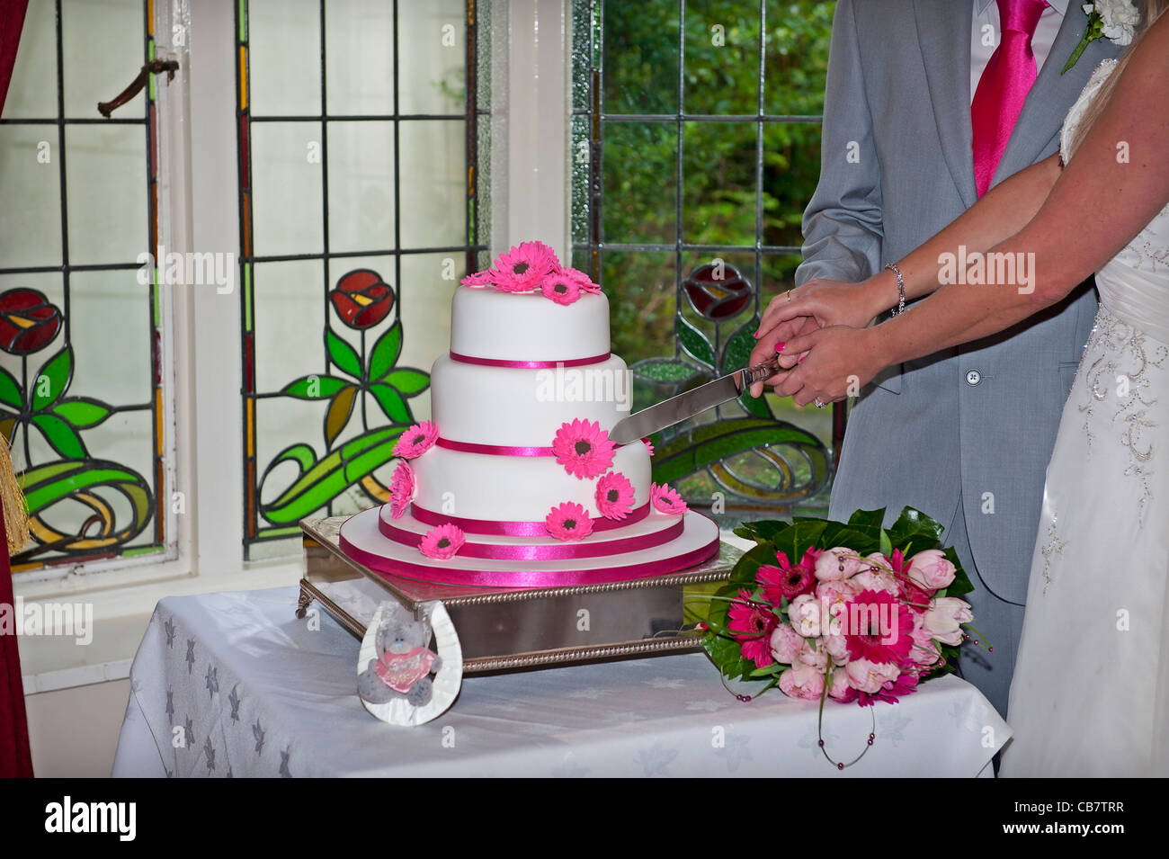 couple cutting wedding cake Stock Photo - Alamy
