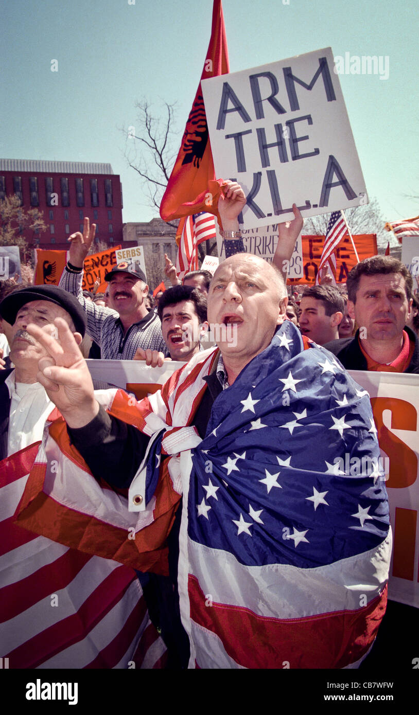 Albanian-Americans protest in support of NATO bombings of Yugoslavia ...
