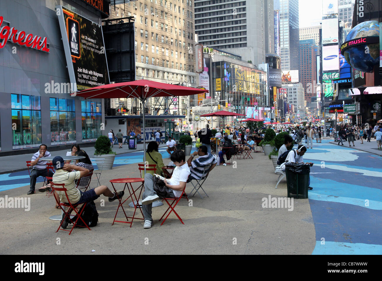 Pedestrian area with tables in Times Square Stock Photo - Alamy