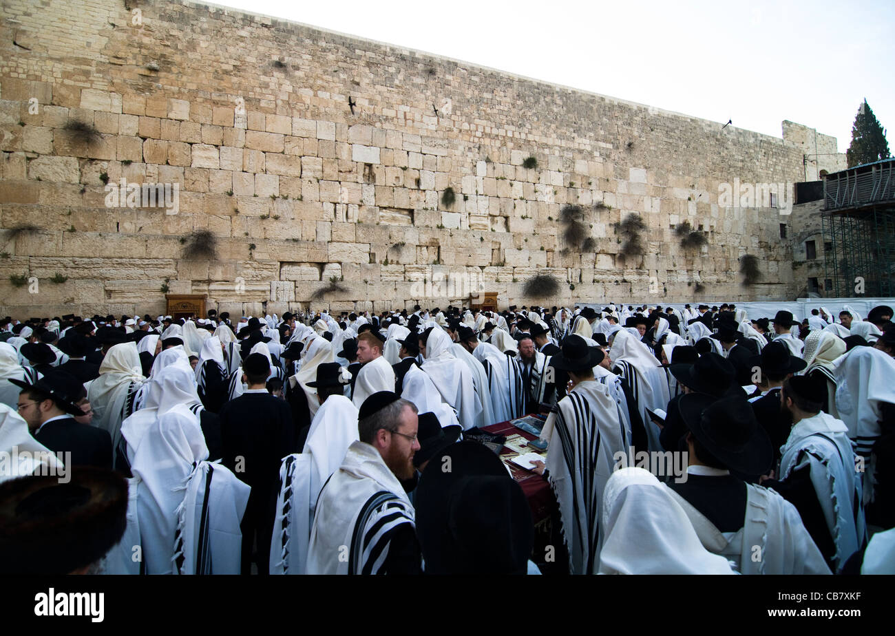 Prayer in the wailing wall hi-res stock photography and images - Alamy