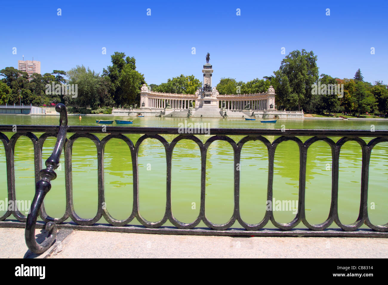 The fallen angel statue hi-res stock photography and images - Alamy