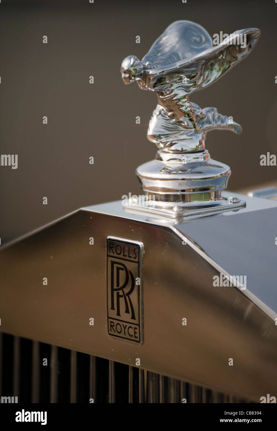 rolls royce radiator grill and mascot Stock Photo - Alamy