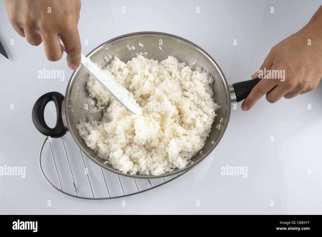 Mixing rice and vinegar Stock Photo - Alamy