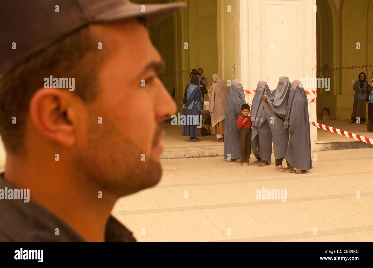 Women queue to cast their vote at a polling station in Kabul ...