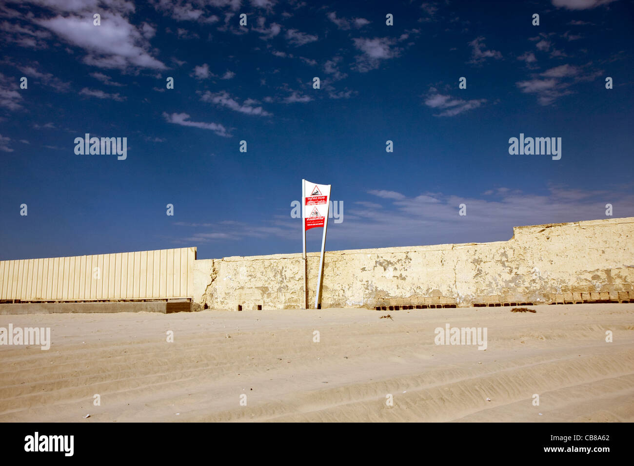 Slippery rocks warning sign beach hi-res stock photography and images ...