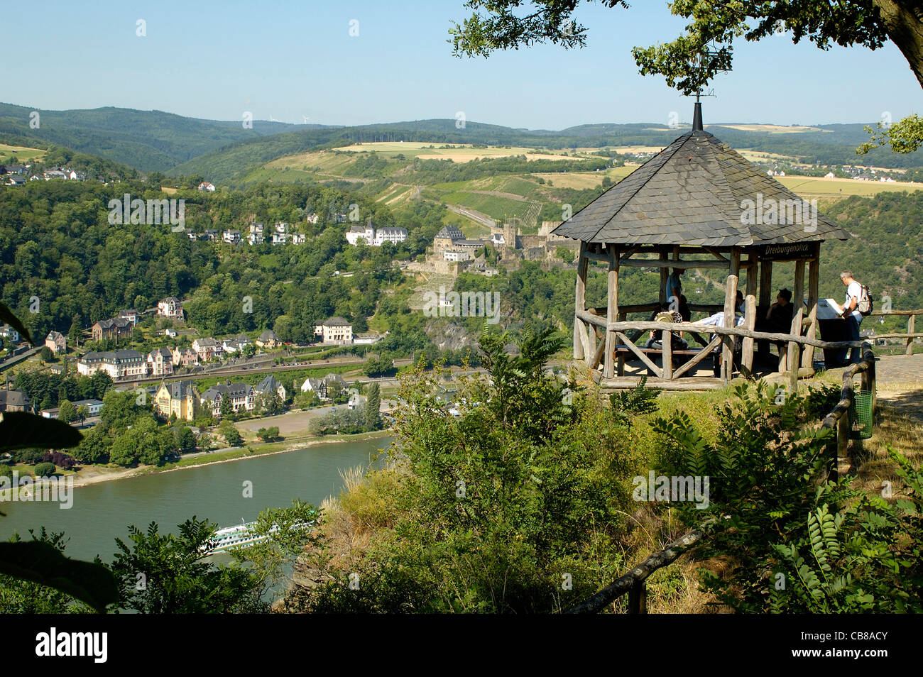 St. Goarshausen, Aussichtspunkt am Rheinsteig, Blick über dem Rhein auf ...