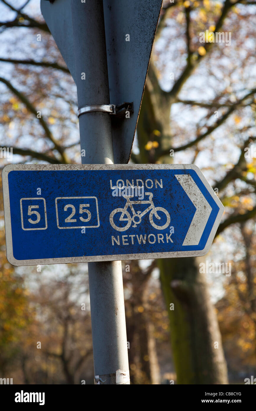 London cycling network sign hi-res stock photography and images - Alamy