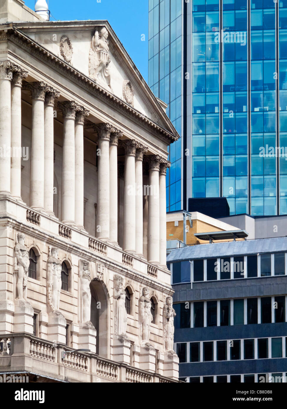 Headquarters of the Bank of England in Threadneedle Street in the City ...