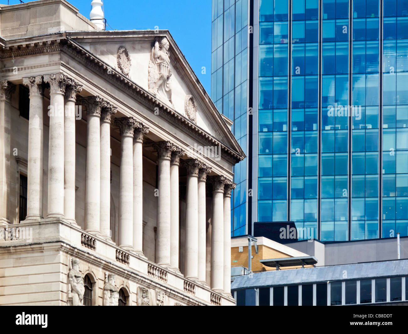 Headquarters of the Bank of England in Threadneedle Street in the City ...