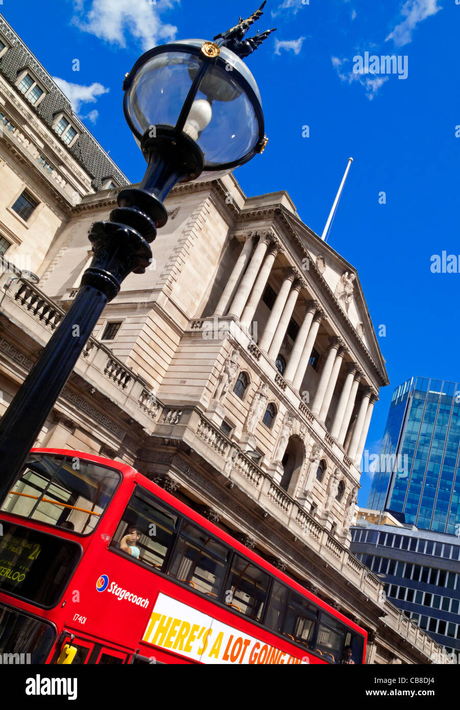 Headquarters of the Bank of England in Threadneedle Street in the City ...