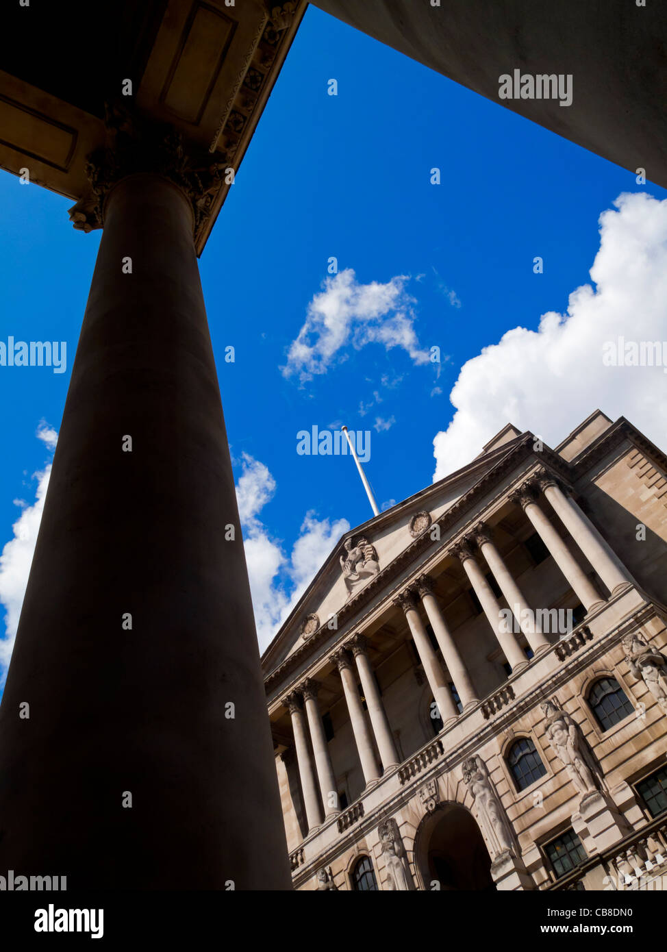 Headquarters of the Bank of England in Threadneedle Street in the City ...