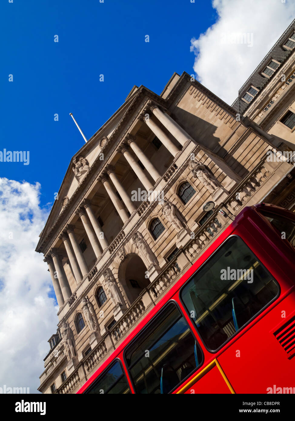 Headquarters of the Bank of England in Threadneedle Street in the City ...