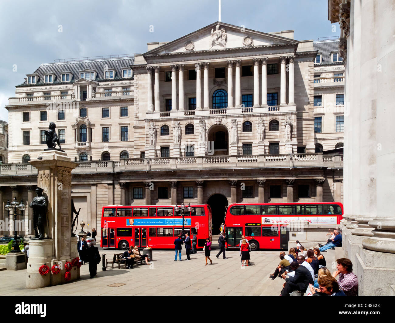 Headquarters of the Bank of England in Threadneedle Street in the City ...