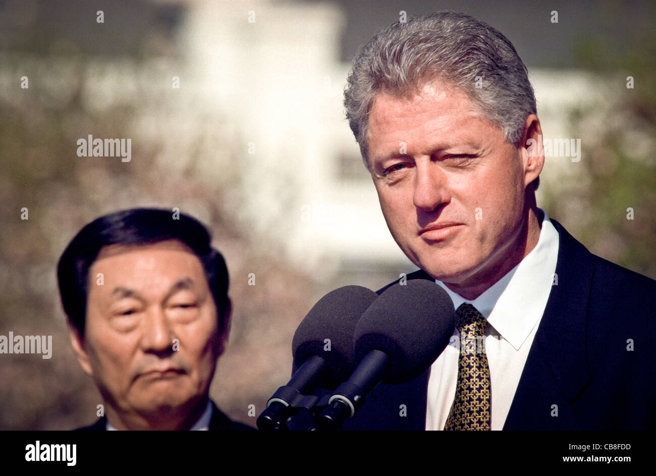 US President Bill Clinton welcomes Chinese Premier Zhu Rongji during ...