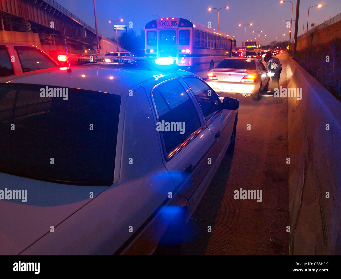 Illinois State police trooper speaks to a motorist Stock Photo - Alamy