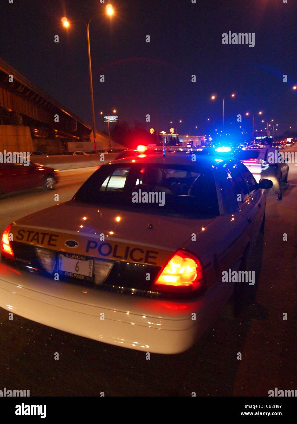 Illinois State police trooper speaks to a motorist Stock Photo - Alamy
