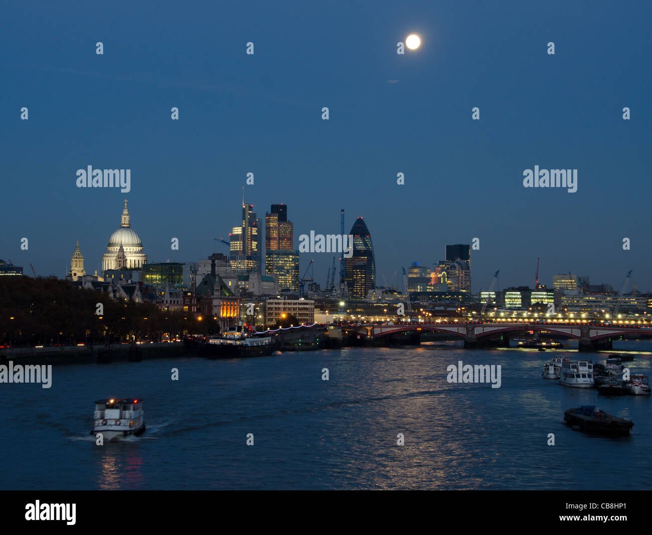City of london skyline night hi-res stock photography and images - Alamy